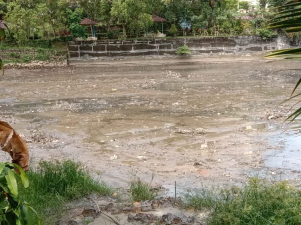 Waduk Telaga Sari Tiba-tiba Surut dan Keluarkan Semburan Menyerupai Gas