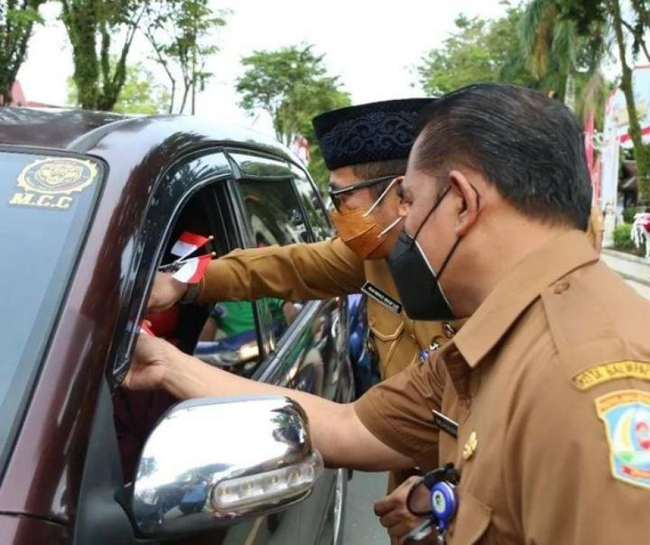 Jelang HUT RI ke-77 Tahun, Wali Kota Balikpapan Bagikan 200 Bendera Merah Putih