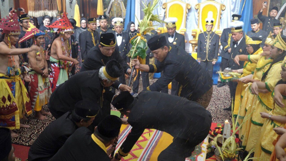 Erau Adat Pelas Benua 2022 Resmi Dibuka, Ditandai dengan Mendirikan ...