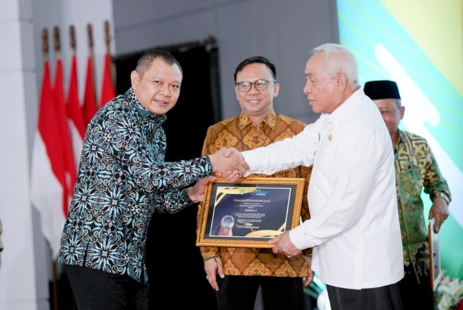 Beri Jaminan Kesehatan Pekerja Rentan, Bupati Paser Diganjar Penghargaan Paritrana Award 2023