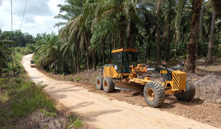 Terjunkan Dua Alat Berat, PT JTN Bantu Benahi Jalan Penghubung Enam ...