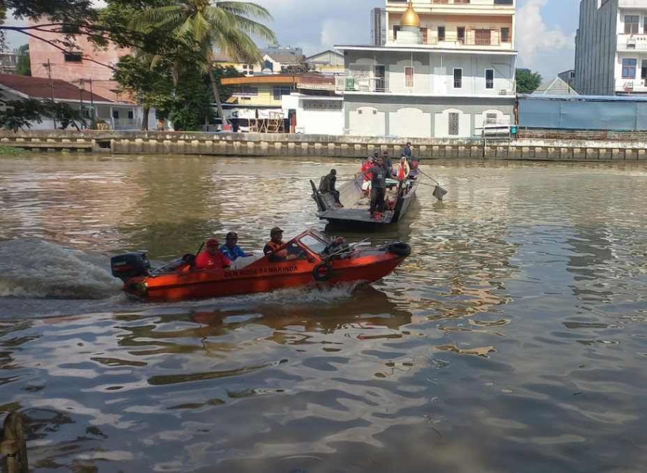 DLH Samarinda Kembali Lakukan Kerja Bakti Pungut Sampah di SKM