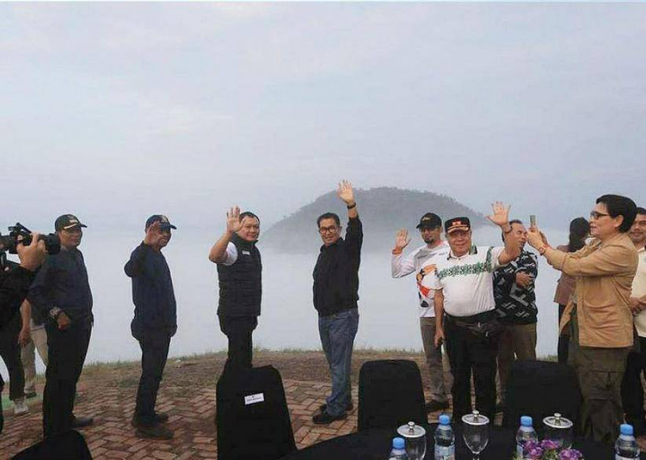 Akmal Malik Kagumi Keindahan Gunung Embun di Paser